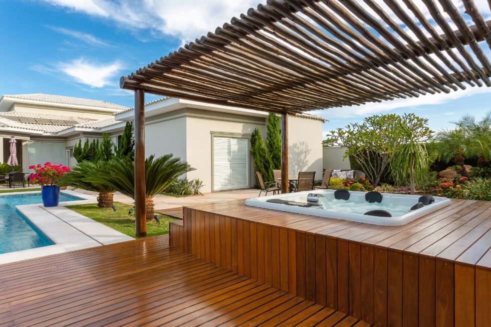 Descubra a melhor maneira para limpar o deck de madeira - Bona Brasil